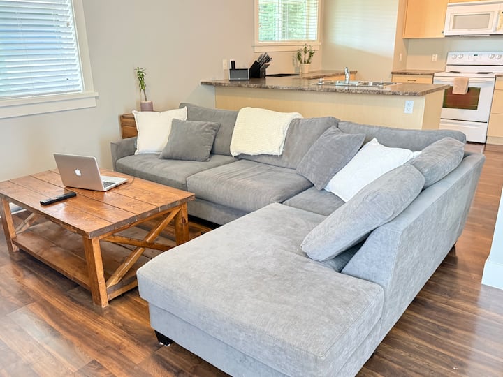 Bright Pet Friendly 2 Bedroom Suite In Mill Bay! - Vancouver Island