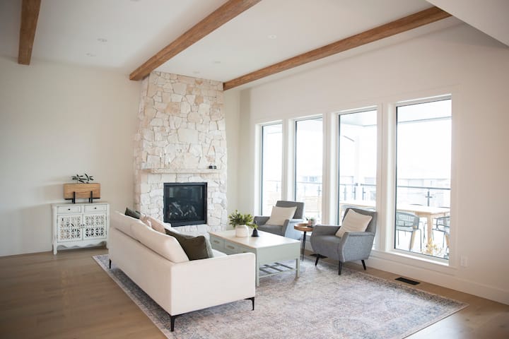 Poolside Retreat With Private Basketball Court - Vernon