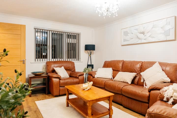 City Centre Town House With Conservatory & Parking - Cardiff