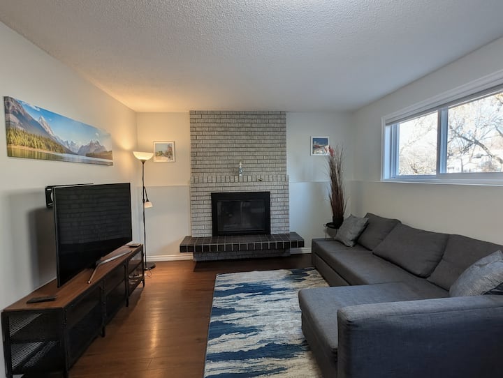 Bright Private Suite • 4 Guests • Private Entrance - St. Albert