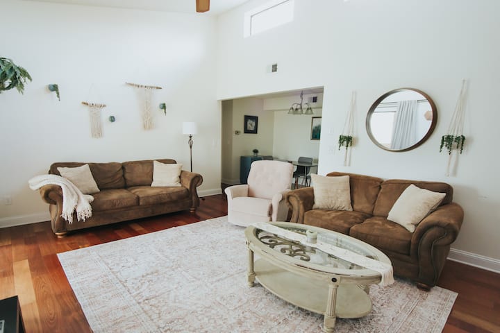 Vaulted Ceilings, Private Balcony, Near Everything - Charlottesville, VA