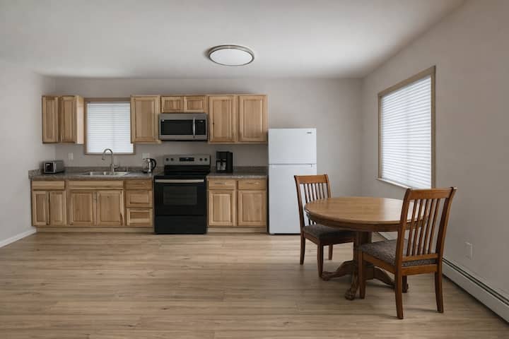 Centrally Located Private Duplex Suite A - 安克雷奇