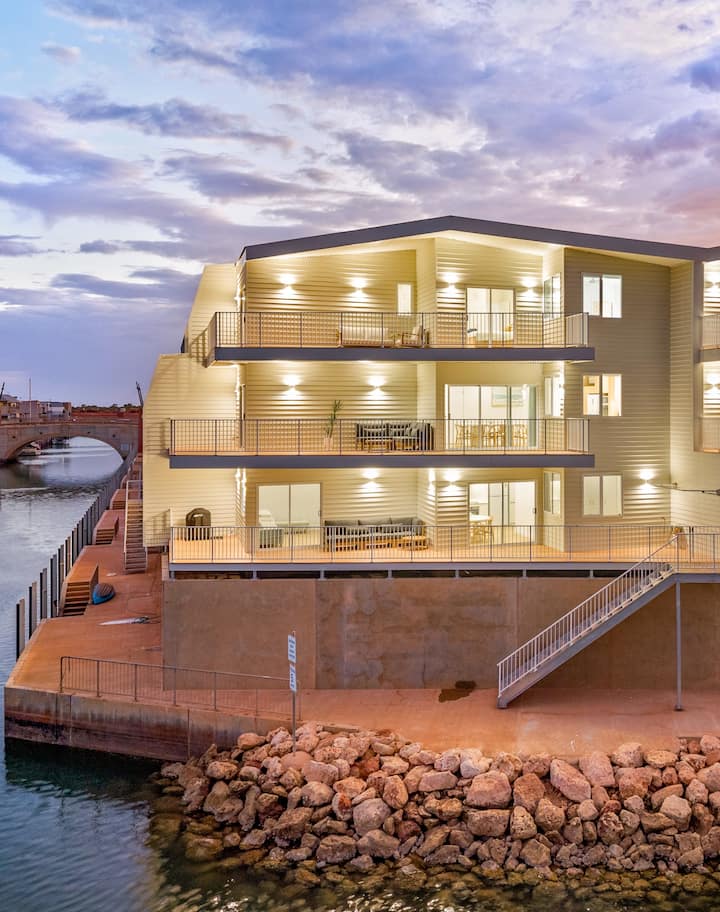 Canal-front Luxury With Private Jetty Access - Exmouth