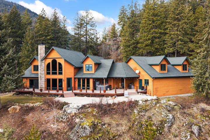 Mountain Retreat | Lake Views + Hot Tub | 18 Acres - Sandpoint, ID