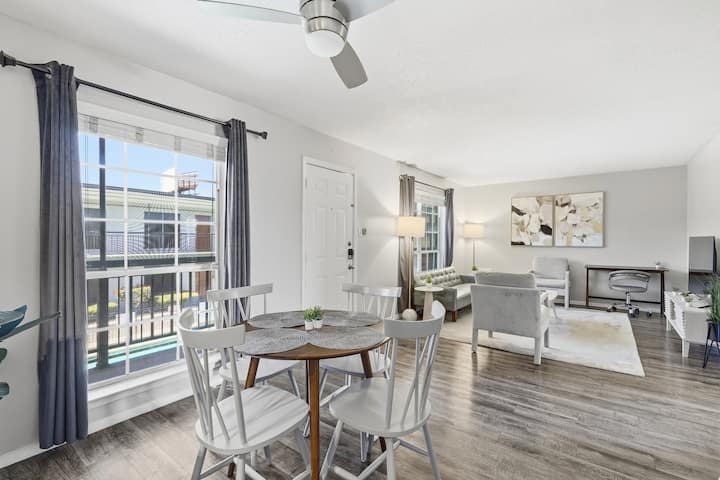 Stylish 2br Stay Near Downtown, Domain & Ut - Austin, TX