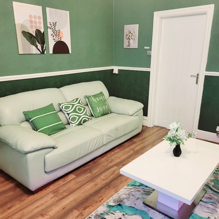 Spacious & Cozy 2-bedroom House In Manchester - Oldham