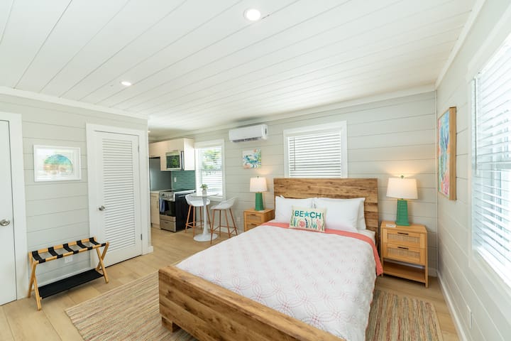 Beachside Studio Apt C |Steps To Sand|beach Chairs - Redington Shores, FL