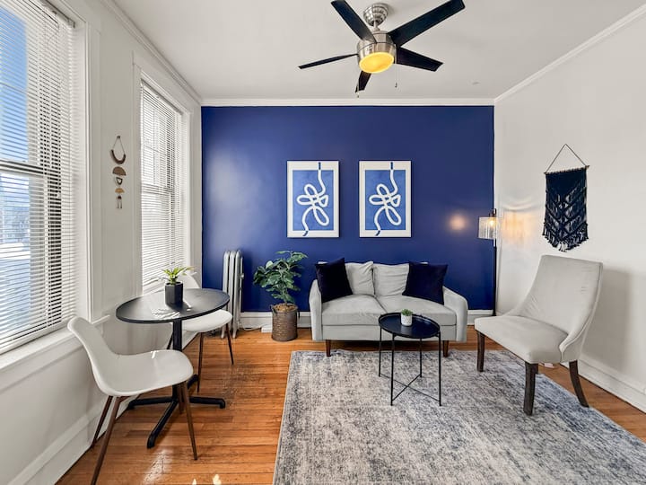 Lakeview Getaway: 1-bedroom Furnished Apartment - Chicago, IL