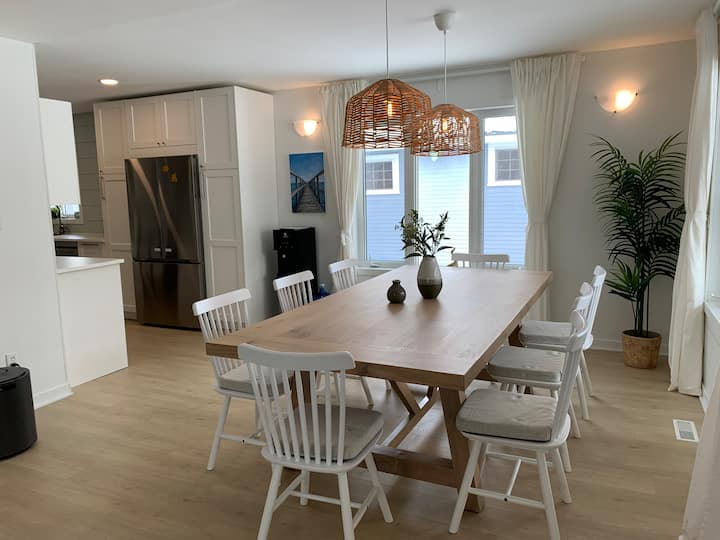 Steps From The Shore, Modern Beachy Getaway - Manitoba
