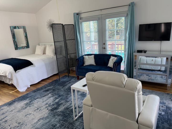 Small Cozy Home In Country On Main House Property - Petaluma, CA