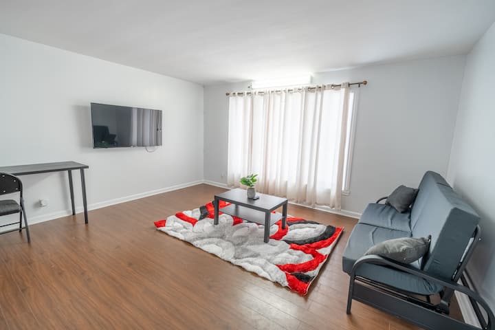 Riverside Retreat: Spacious 4b/1b Suite + Parking - Cornwall, ON, Canada