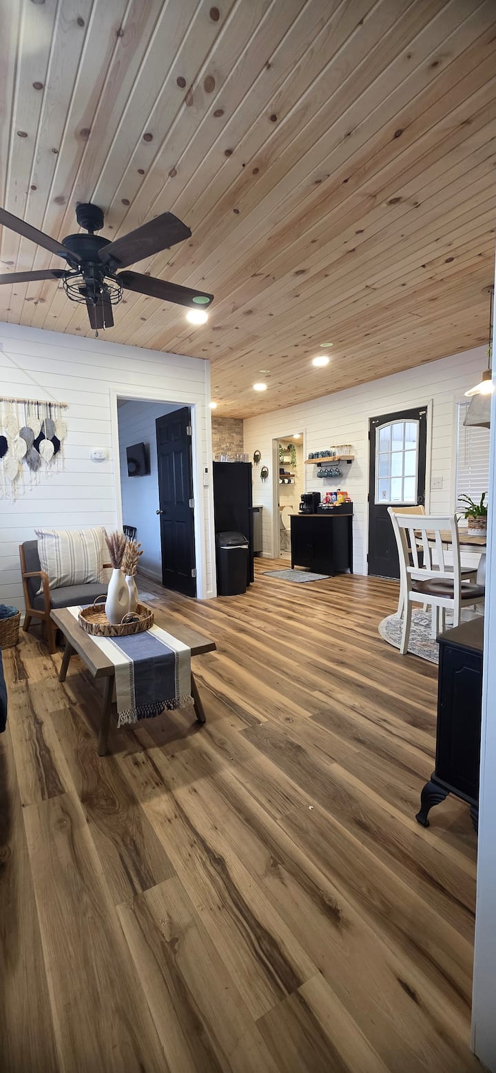 Lake Breeze Cottage-on The Strip, Lake Views, Park - Geneva, OH