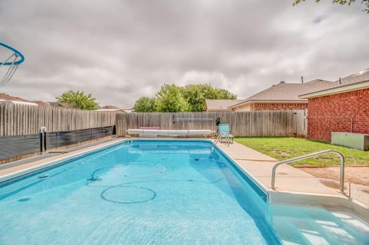 Pool, Hot Tub, Outdoor Seating, Turf - Lubbock, TX