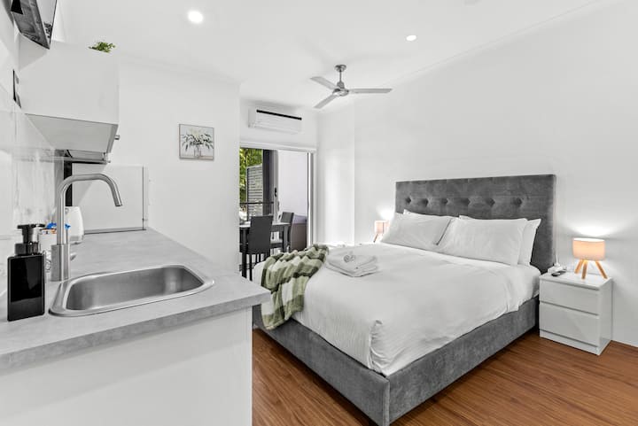 Bright Studio W/ River View, Pool, Gym & Balcony - 米爾頓