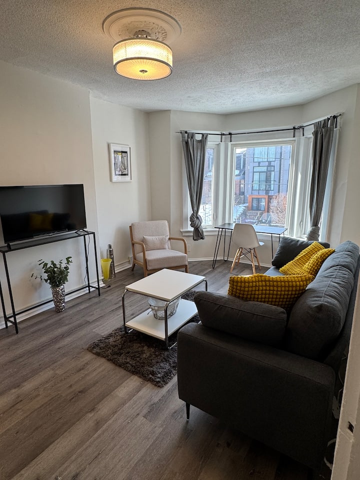 Live Like A Local: Walkable 2br In Little Italy - Toronto