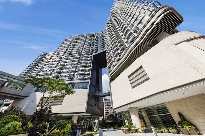 Three-bedroom Flat In Grand Austin, West Kowloon. - Hong Kong