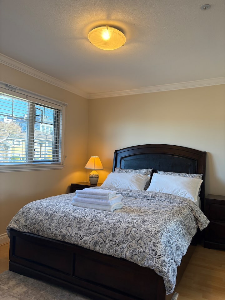 1 Queen Bedroom Bright Suite Mountain View - Vancouver