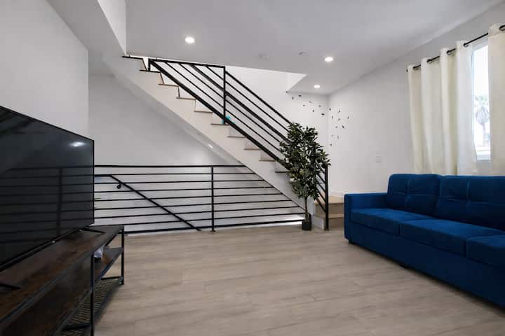 Comfortable 4-bedroom Townhome - West Hollywood