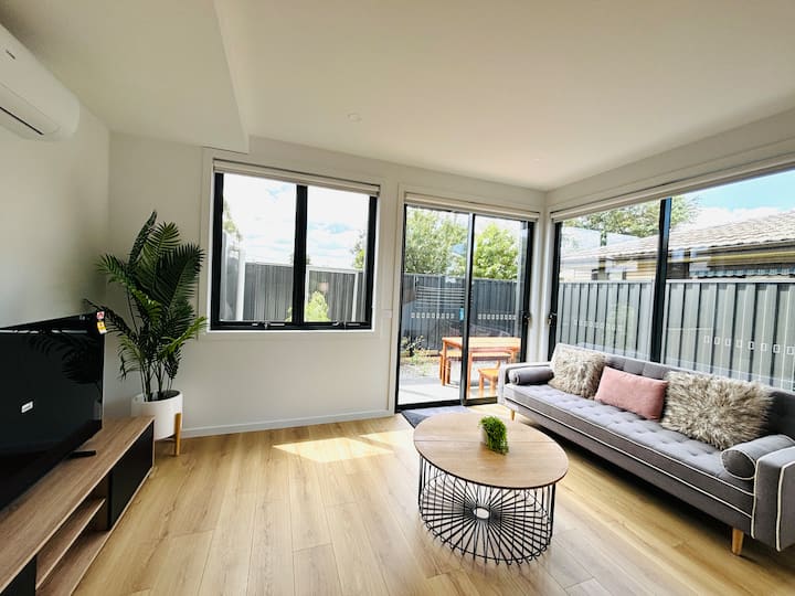 Brand New - Comfort In Braybrook, Near City - St Albans
