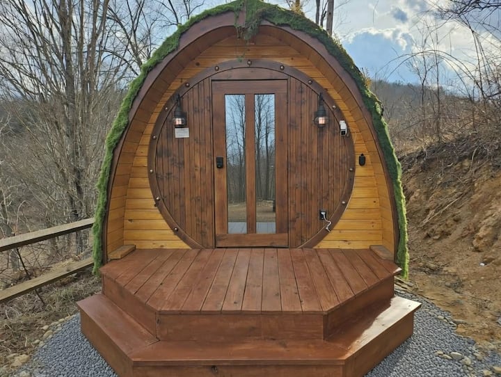 The Little Shire Hobbit House - Arcade & Theater - Blue Ridge Mountains