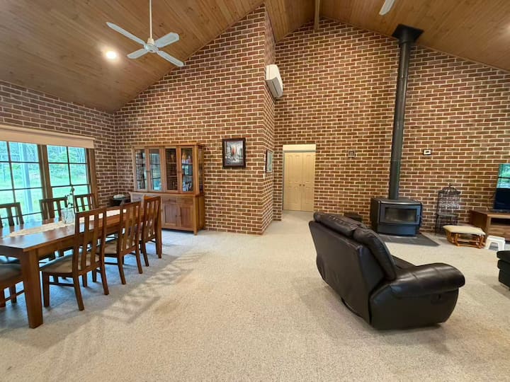 1br Near Bus Stop With Pool & Farm Views - Nowra