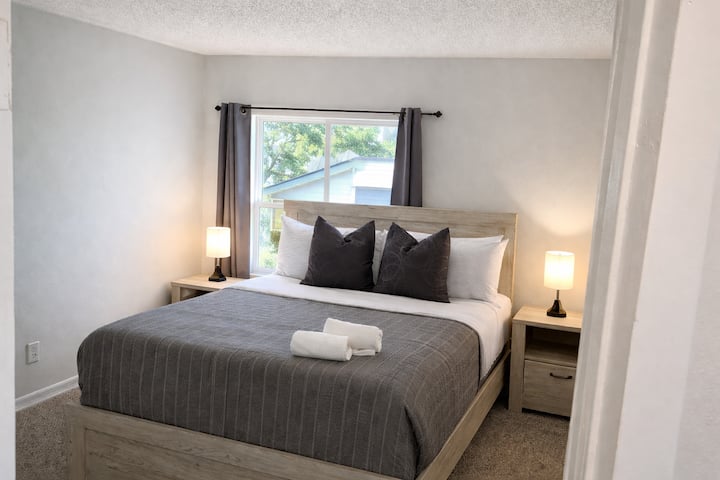 Modern 2br Apartment• Free Parking - Temple Terrace