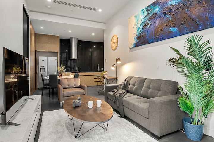 Luxury 2br Penthouse @Marvel - Parking, Pool & Gym - Melbourne