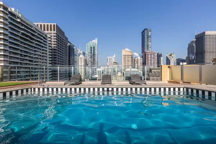 Stylish Hyde Park Apt • Pool, Spa & Skyline Views - North Sydney