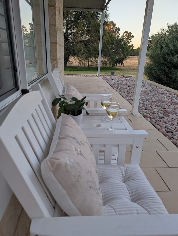Elegant Country Views + Mini Home Theatre - Bunbury