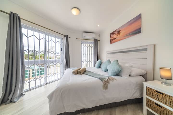 Elegant 2 Bedroom Apartment 150m From Beach - Somerset West