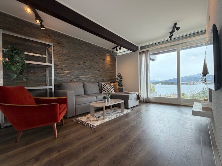 Rå Utsikt Og Rolige Omgivelser I Hatlane, ÅLesund - Alesund