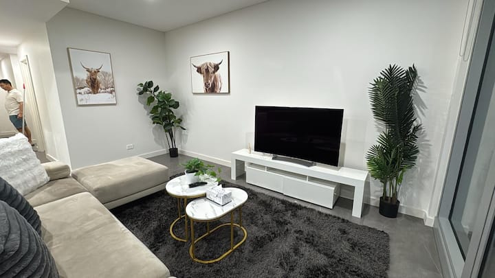 Spacious Modern Retreat Near Sydney Olympic Park - Parramatta