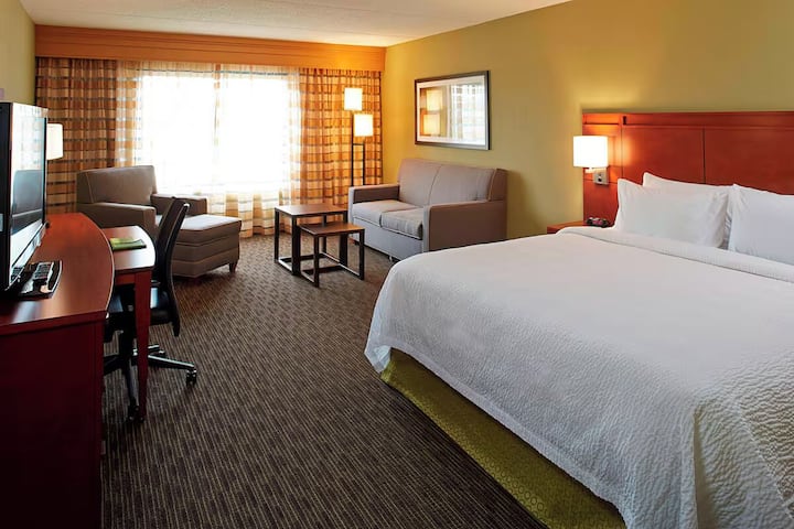 Ithaca Intl Airport King Room W/resto, Bar & Pool - Ithaca, NY