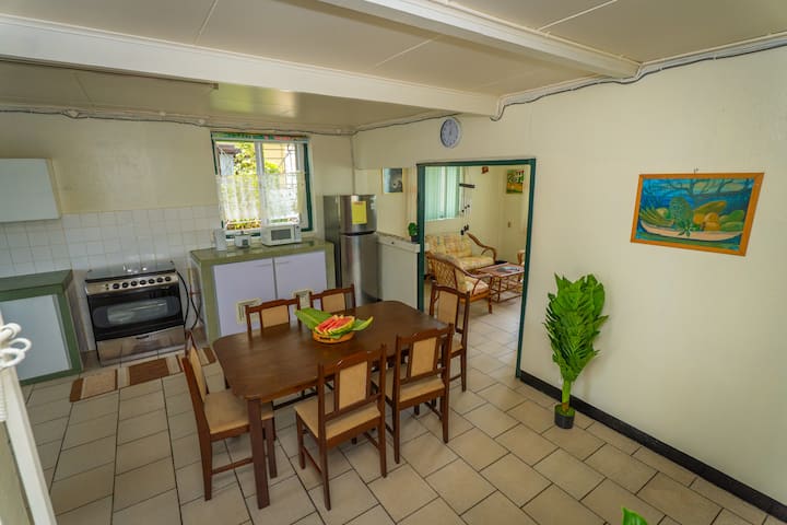 Authentieke Surinaamse Woning Met Modern Comfort - Suriname