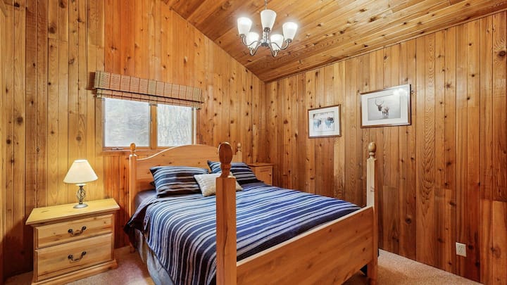 Cascade Cabin | Deck, 2 Living Rooms + Fireplaces - Cascade, ID