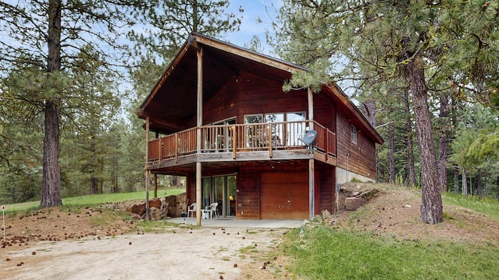 Cascade Cabin | Deck, 2 Living Rooms + Fireplaces - Cascade, ID