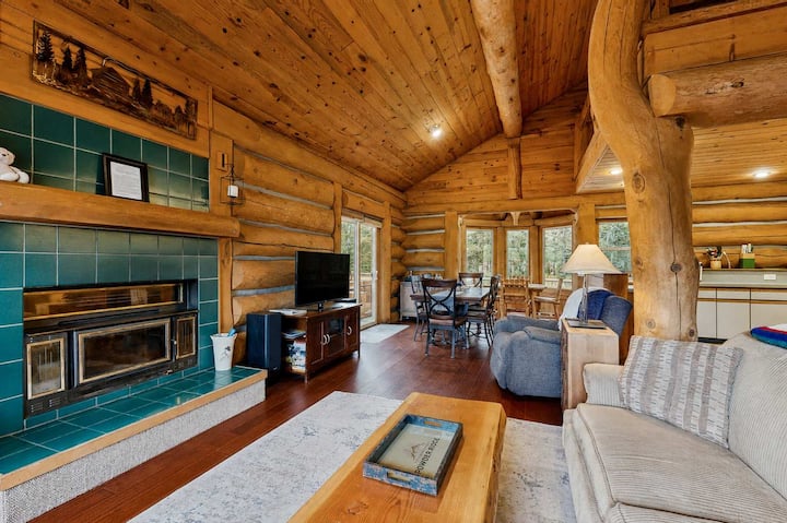 Log Cabin Retreat | Hot Tub, Fire Pit & Near Lake - McCall, ID