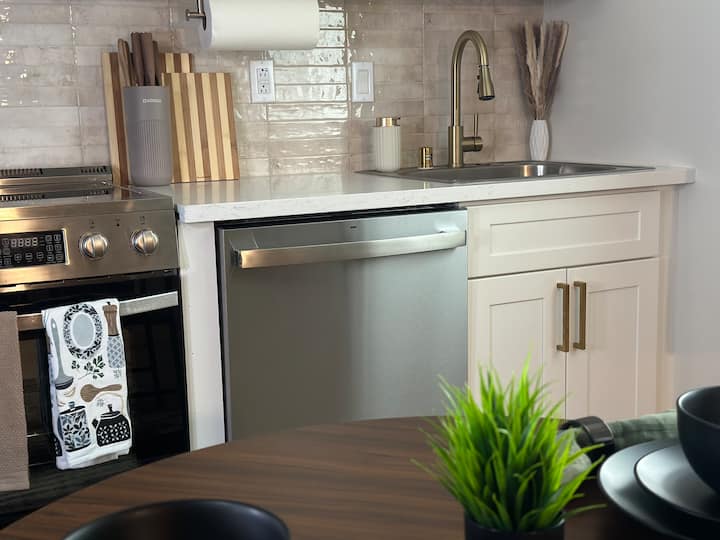 Designer Luxe Studio | King Suite + Work Space - Sacramento, CA