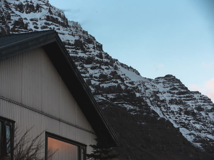 Kross Lodge – Private Waterfall & Black Beach - Islande