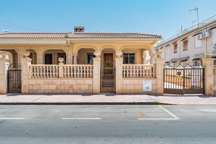 Villa Familiar A Pasos De La Playa De La Mata - トレビエハ