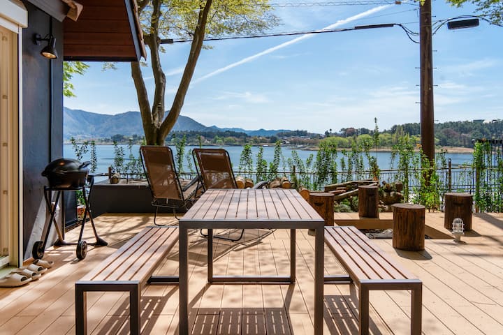 湖面まで10m、富士山と河口湖を望む絶景サウナとbbqを楽しむレイクサイドヴィラ - Lake Kawaguchi