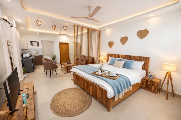 The Boho Sky Nest |Big Terrace |Studio Apartment - Delhi