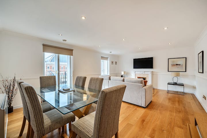Stylish 2bed 2bath Kensington Olympia Flat - London