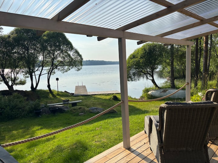 Perinteinen Suomalainen Järvenrantamökki. - Pori