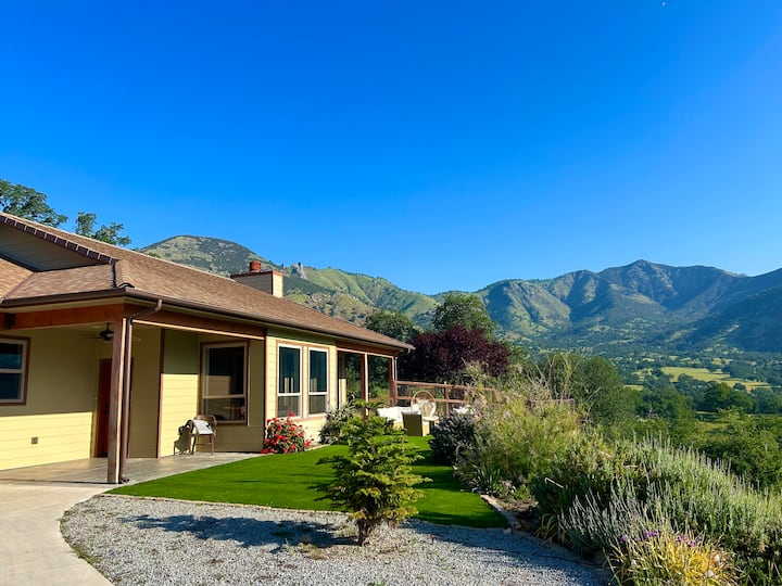 Hilltop Retreat On 7 Acres | Near Sequoia - Three Rivers, CA