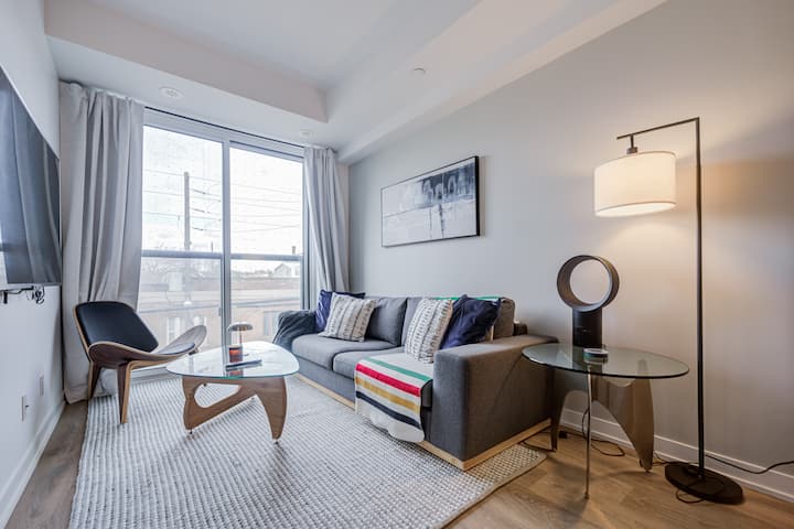 Modern Chic Condo In Vibrant Leslieville - Toronto
