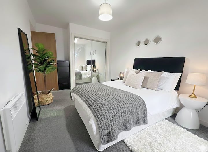 West Two 2-bed: High Floor With City Views - Birmingham