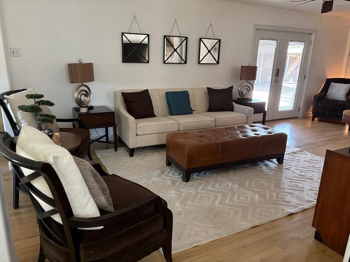 Casa Blanca
3br/2ba | Backyard + Grill | Near Dfw - Irving, TX