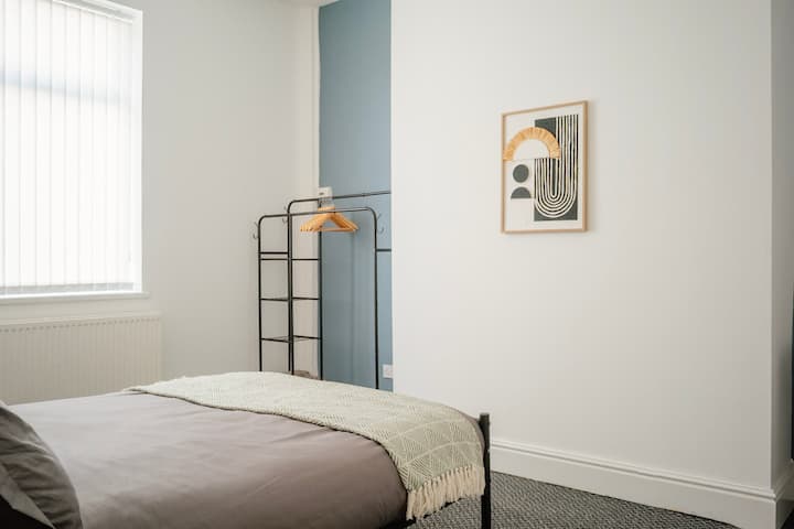 45% Monthly Discount, Spacious 6 Sleeper House - Birkenhead