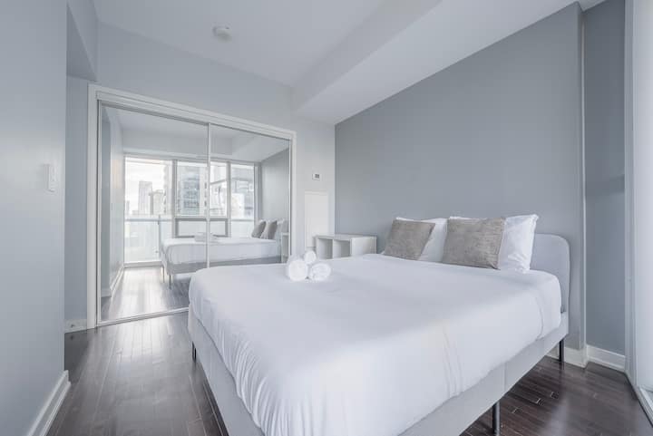 Spacious & Modern 2br Downtown Suite W/ Parking - Toronto